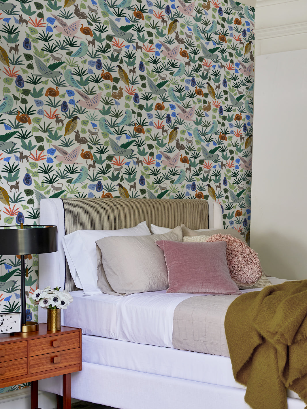 'Bright Animales' Wallpaper by Tea Collection - White – Wallshoppe